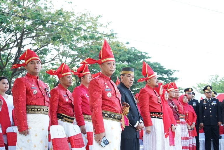 Pakai Baju Adat, Camat Alamsyah Sahabuddin Turut Hadiri Upacara ...