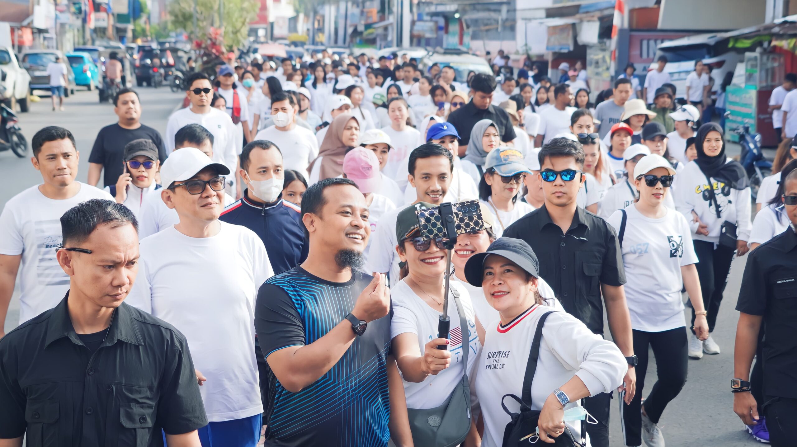 Jalan Sehat Anti Mager, Lintasi Tuas Jalan yang Dibangun Melalui ... Jalan Sehat Anti Mager, Lintasi Tuas Jalan yang Dibangun Melalui ...