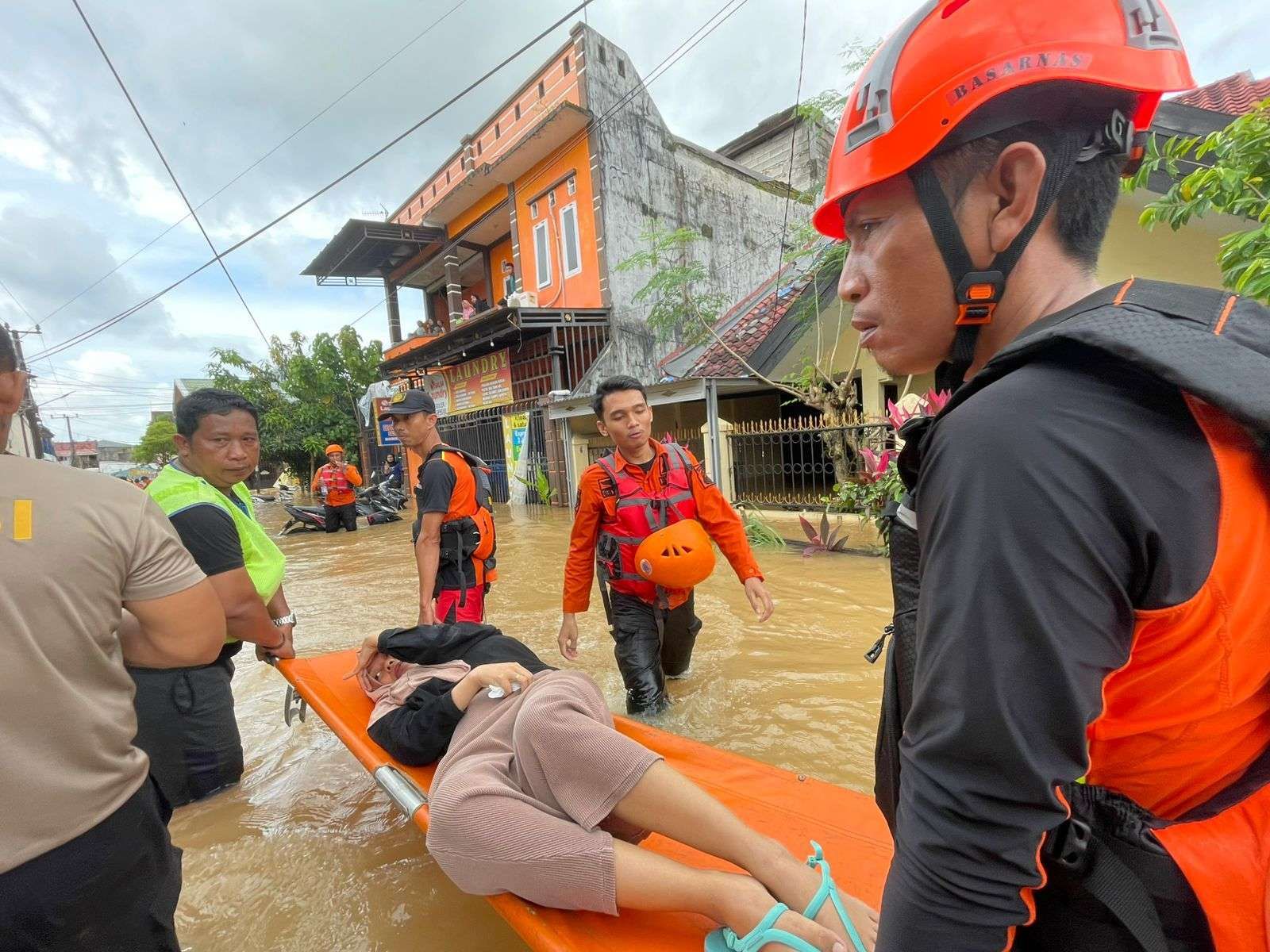 Ratusan Warga Terdampak Banjir Makassar dan Maros di Evakuasi