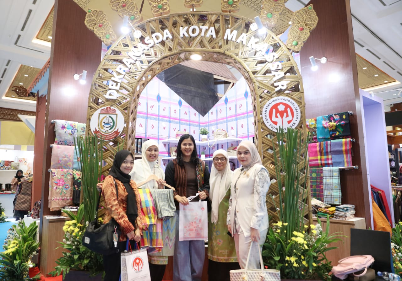 Booth Dekranasda Makassar Diserbu Pengunjung di Hari Pertama Inacraft 2025